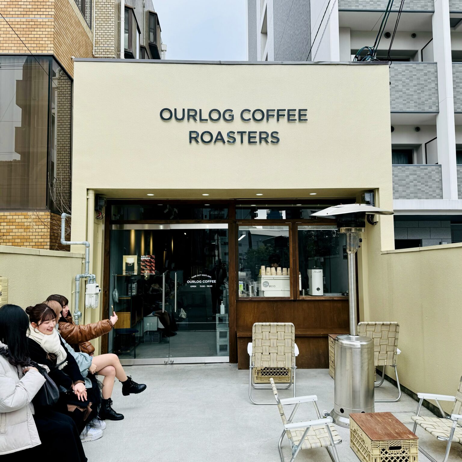 【中崎町】『OurLog coffee(アワーログコーヒー)』若者に大人気の韓国風カフェ！映えると話題！ | 気軽に旅に出るための旅マガジン【カル旅】